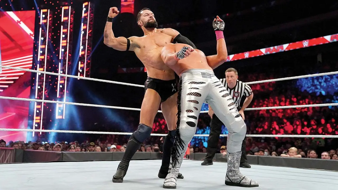 Apa Bedanya MMA dan WWE? - Rondesatu